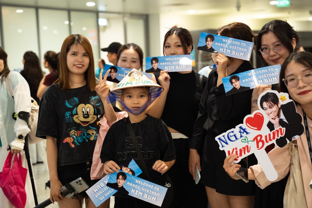 Kim Bum được fan vây kín khi đến Hà Nội - YAN