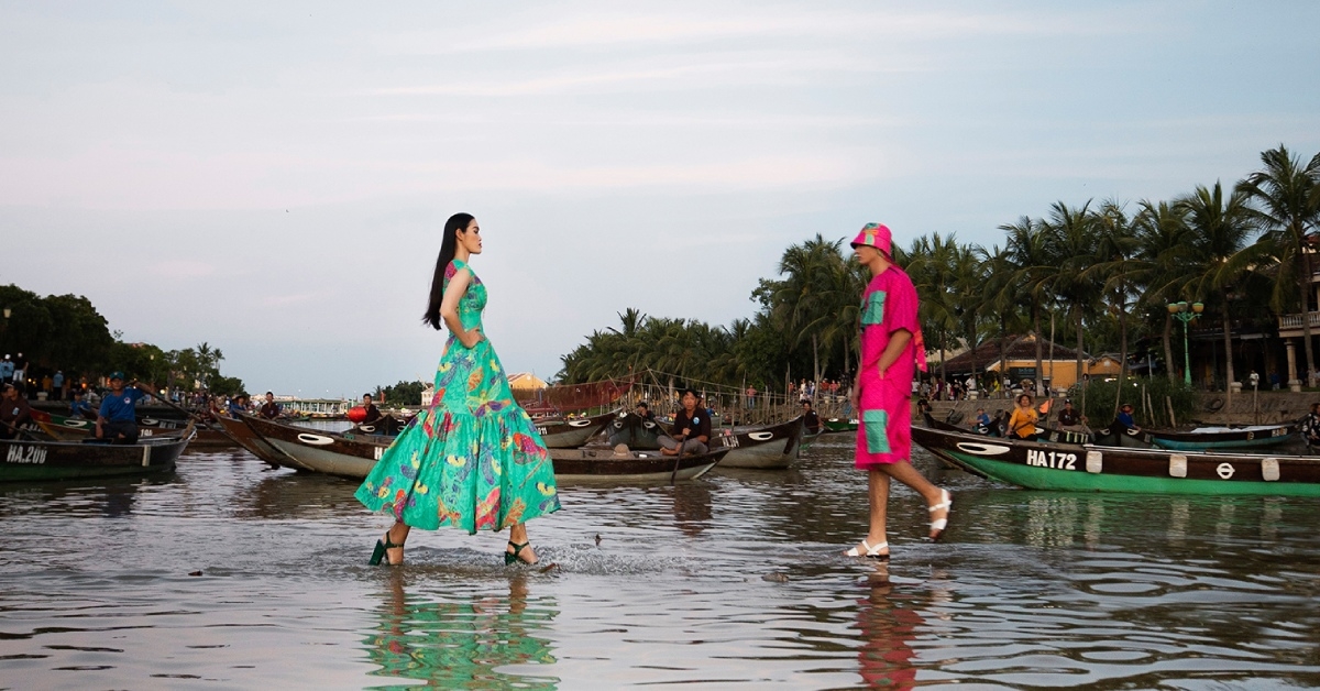Nhìn lại những sàn runway ấn tượng của VUNGOC&SON - YAN